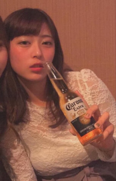 【画像】飲み会でちょっと離れた席に座ってる男を一撃で刈り取る女 プロ野球まとめnews